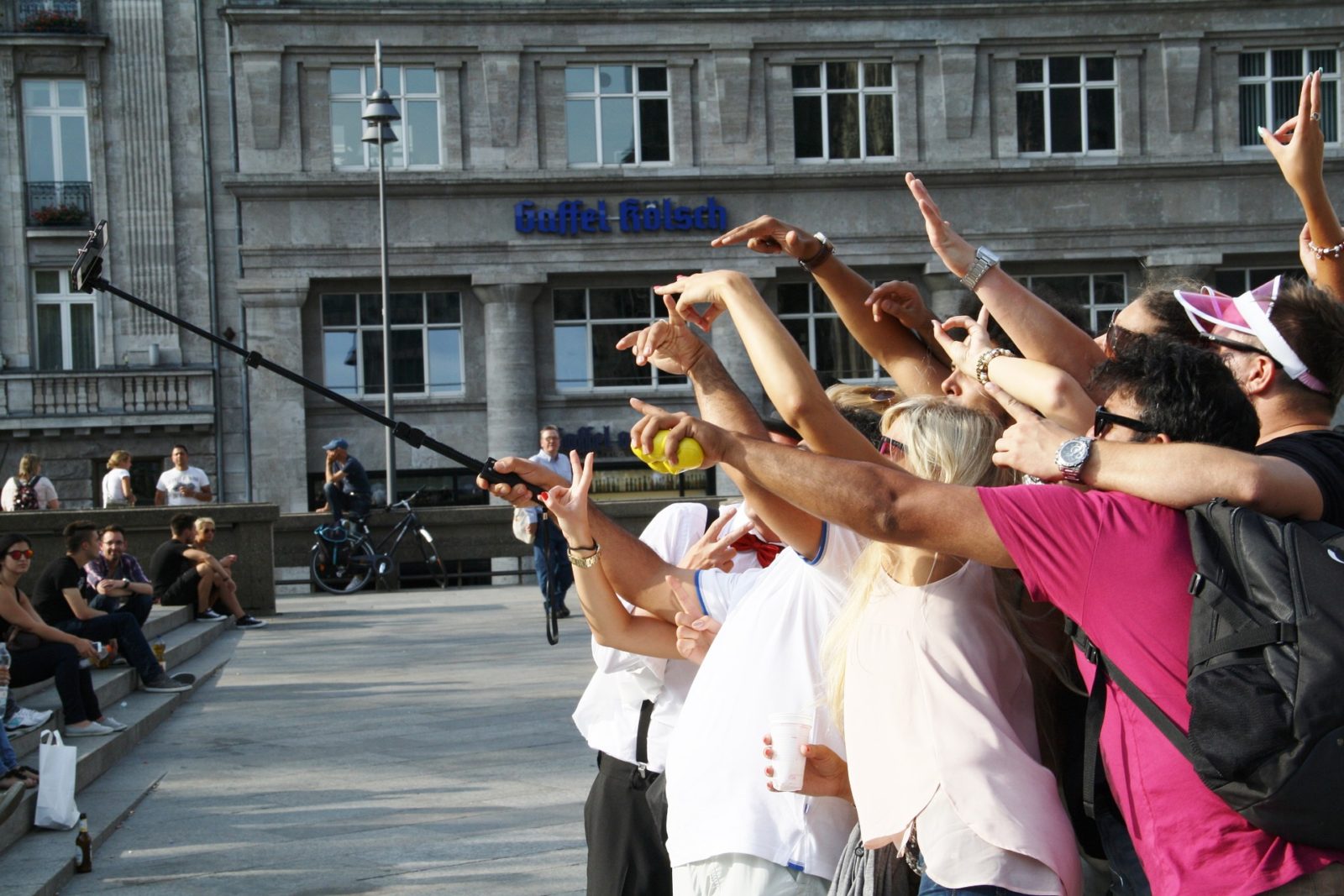 A 10-Step Beginner's Guide to Buying a Selfie Stick | Widest